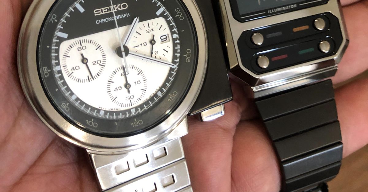 The Alien watches gathering | WatchCrunch