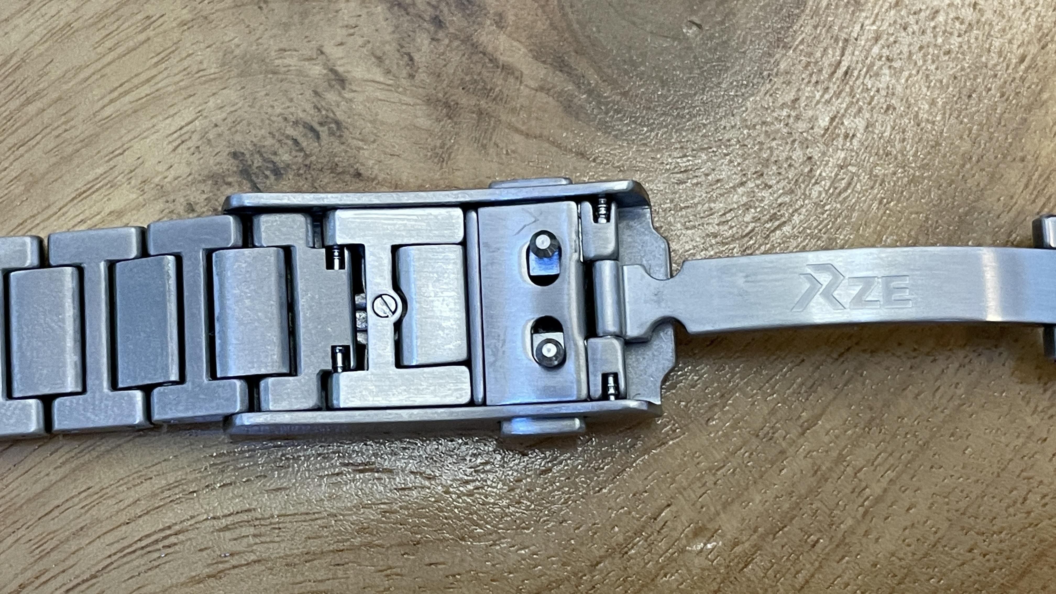 Review of the RZE Resolute Pro (Titanium, White Enamel 40mm) | WatchCrunch