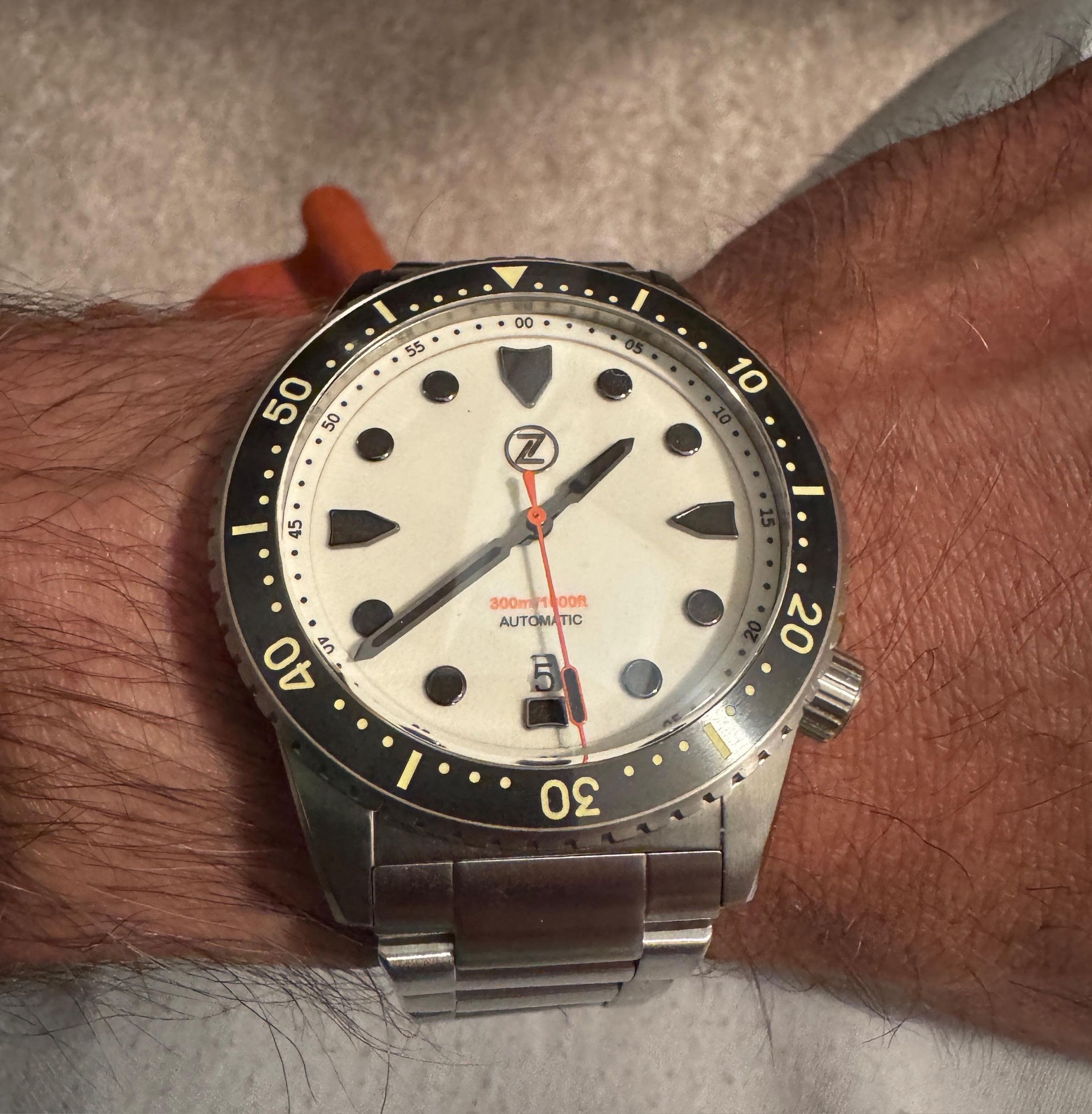 ZELOS GREAT WHITE V2 300M 'FROST' | WatchCrunch