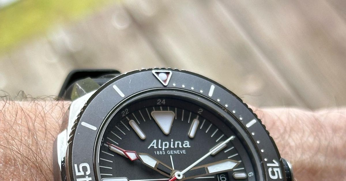 Alpina Seastrong Diver 300 | WatchCrunch