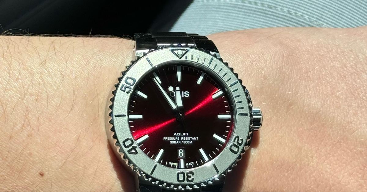 Oris Aquis Cherry Red | WatchCrunch