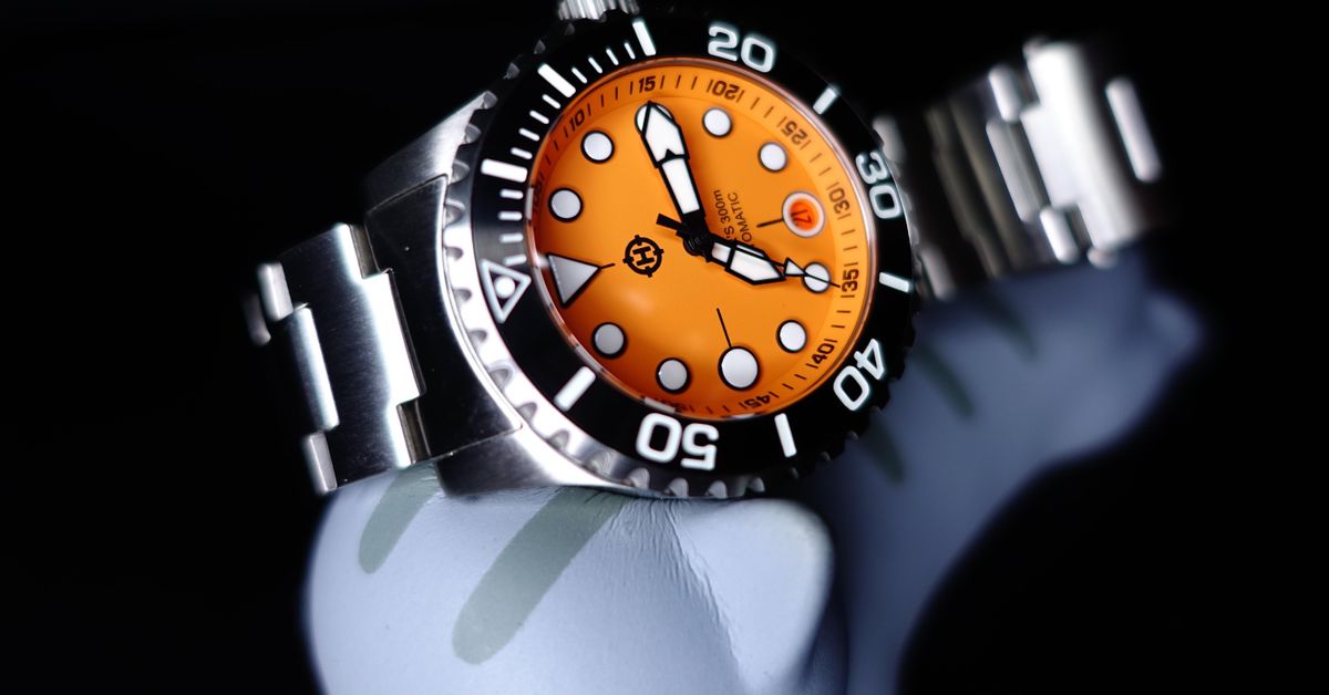 NWA - Helm Komodo | WatchCrunch