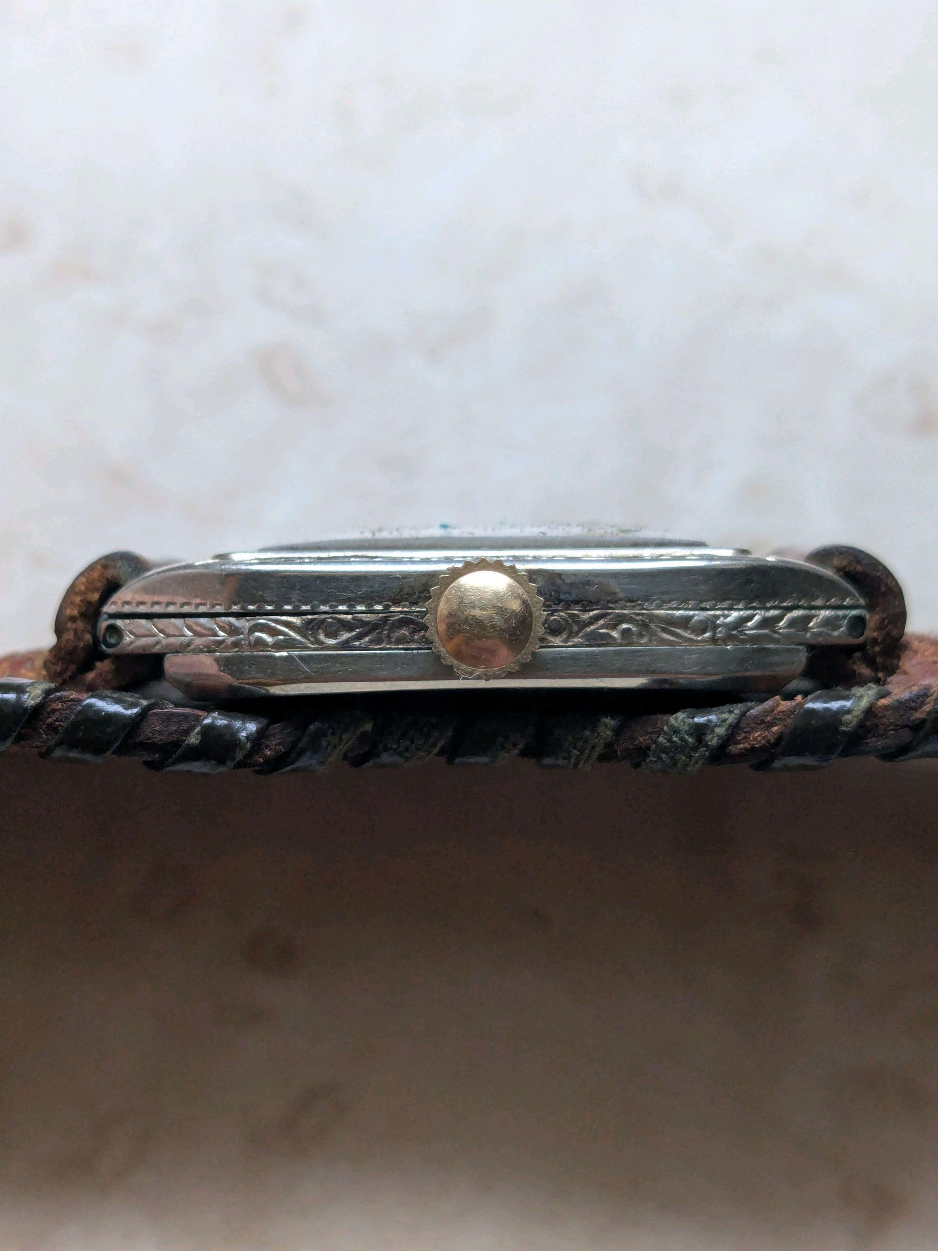 Can anyone help me identify this "Cowboy Elgin" from the outside ...