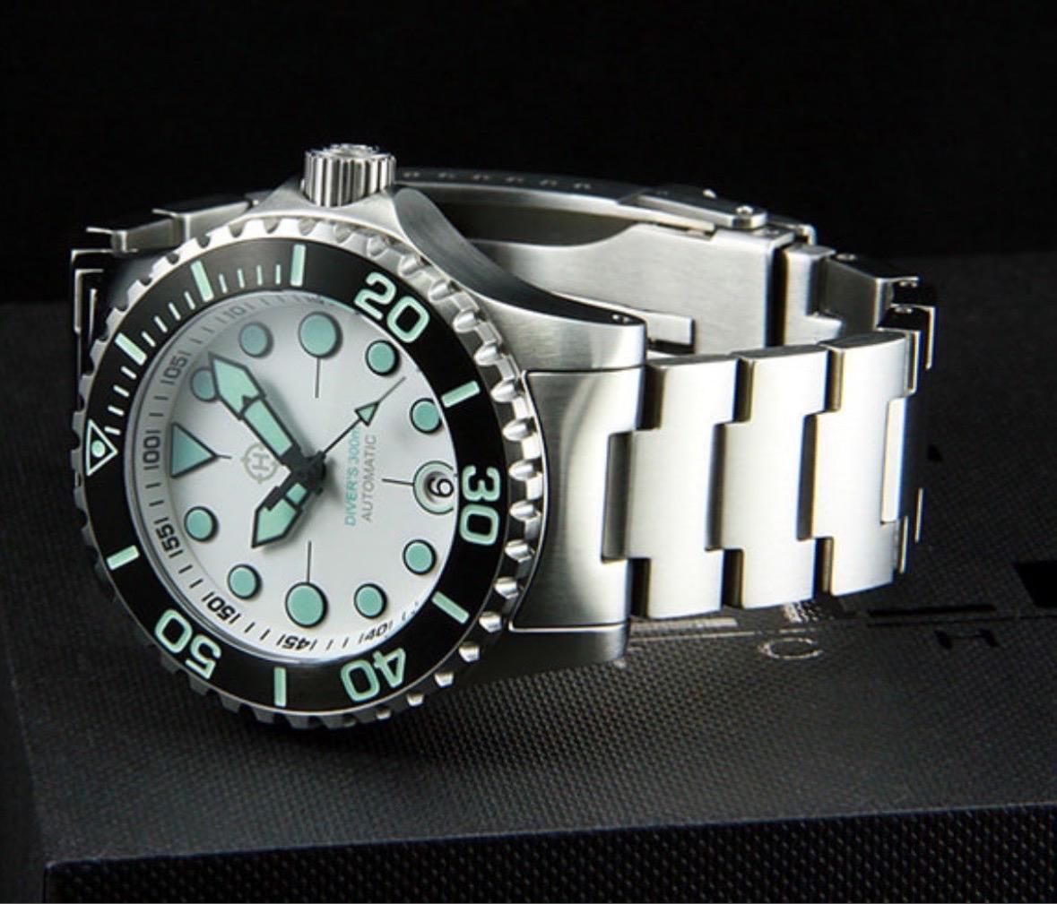 Helm Komodo | WatchCrunch