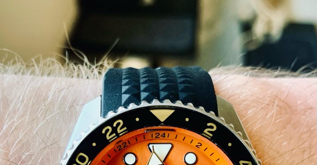 Seiko SSK005 on an Uncle Seiko curved end waffle strap! | WatchCrunch