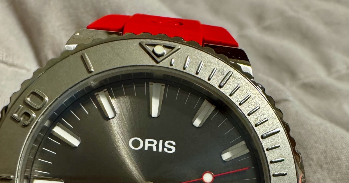 Oris Aquis Date Relief Red | WatchCrunch
