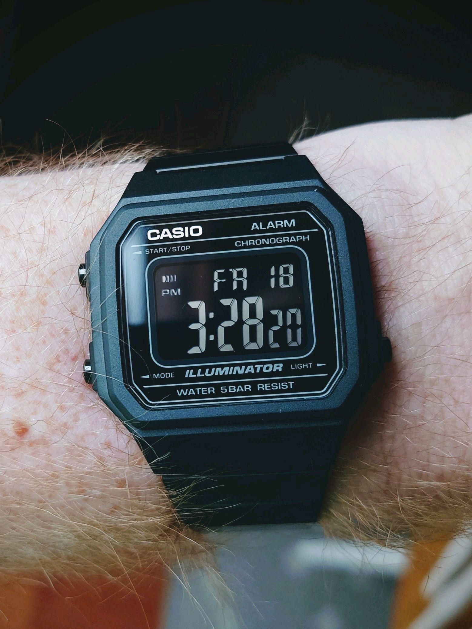 🚨NWA🚨 Retro Negative Display Casio | WatchCrunch