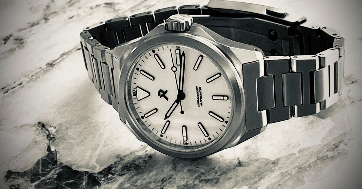 Review of the RZE Resolute Pro (Titanium, White Enamel 40mm) | WatchCrunch