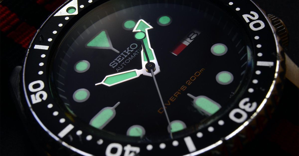 Watches under microscope Video, vol. 9 Seiko SKX007 | WatchCrunch