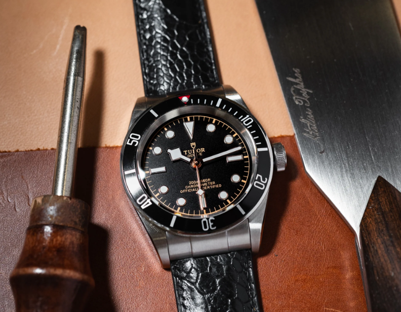 The gap between the strap and watch case. Minor details that I wish has ...