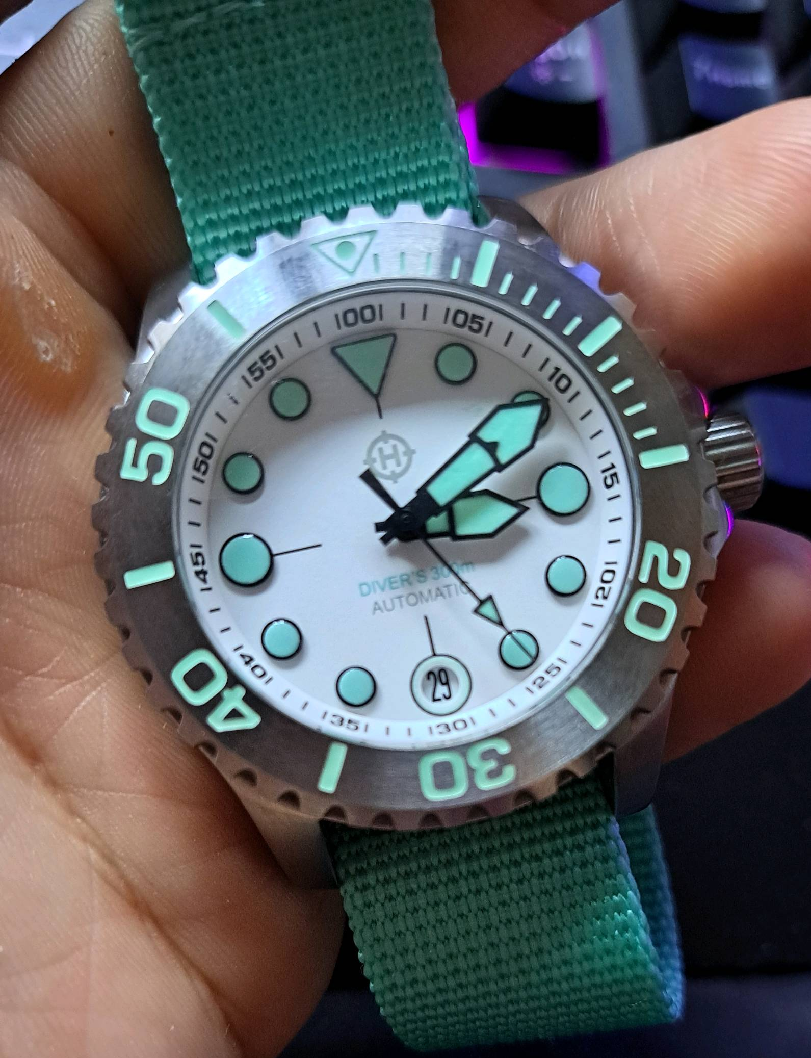 The after dark legibility of the Helm Komodo bezel | WatchCrunch