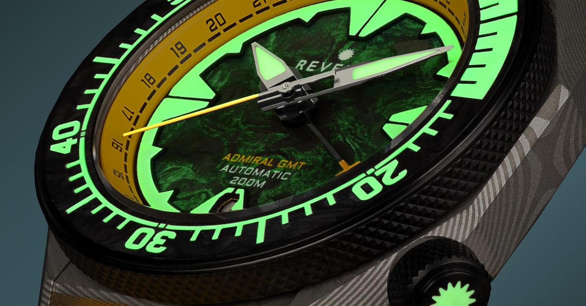 Lume infused Carbon Fiber x Damascus Steel | WatchCrunch