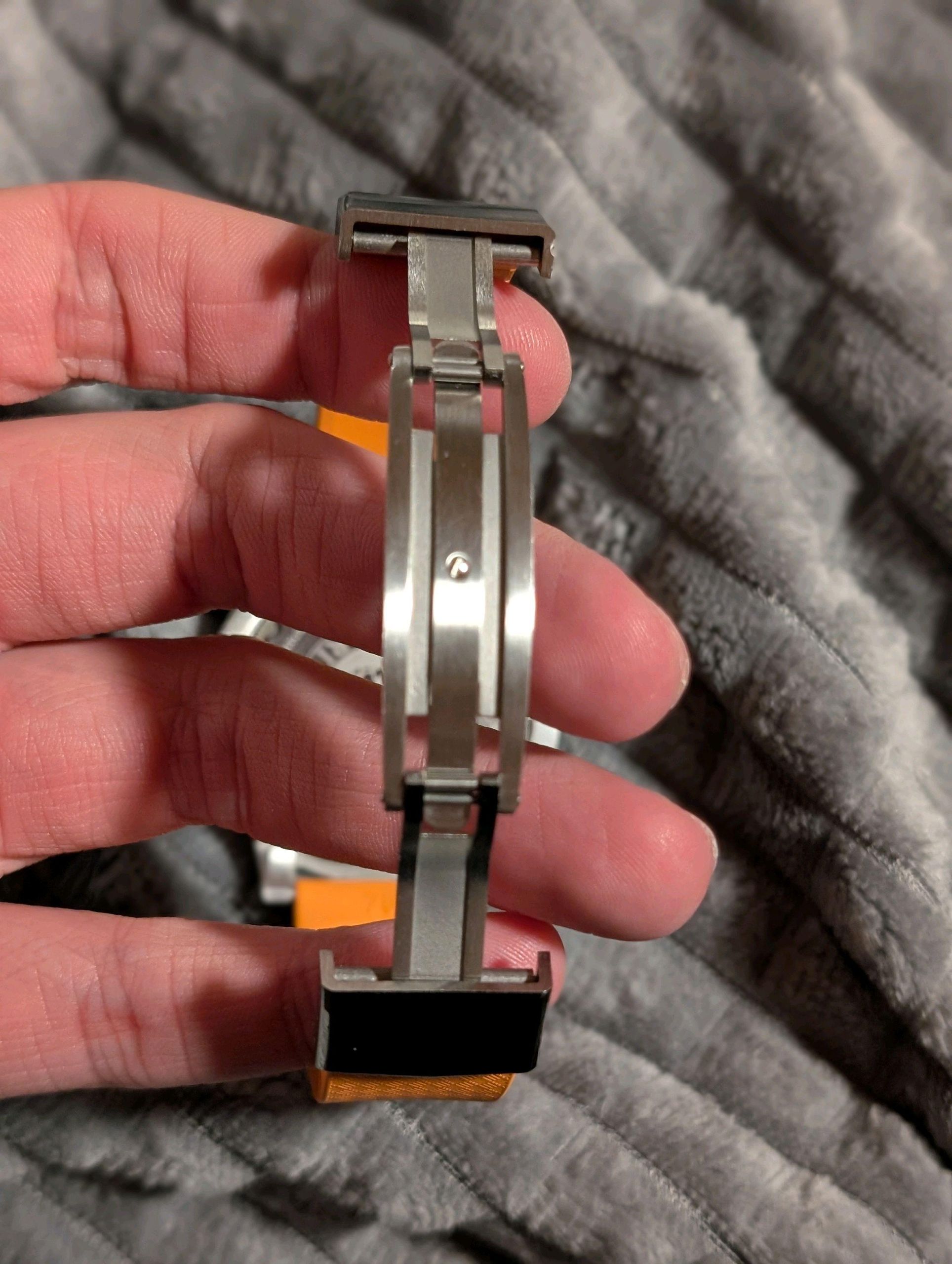 Spring loaded butterfly clashow to use it | WatchCrunch