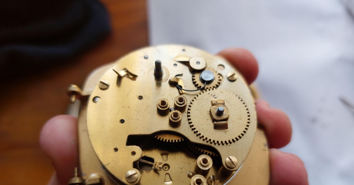 Starlet two-jewel alarm clock: how hard can it be? | WatchCrunch
