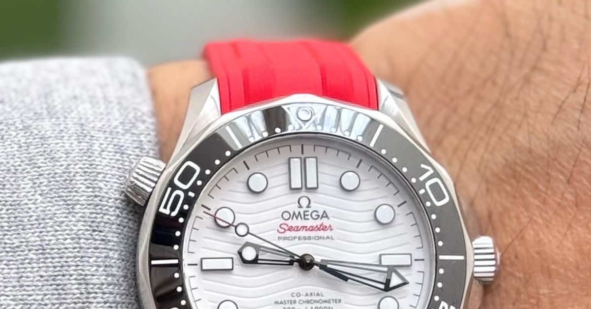 Today’s pic - SMP300 w/red deployant rubber strap. | WatchCrunch