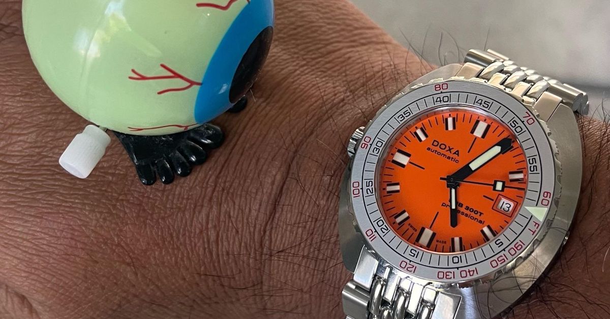 NWA Doxa Aristera 300T Professional | WatchCrunch