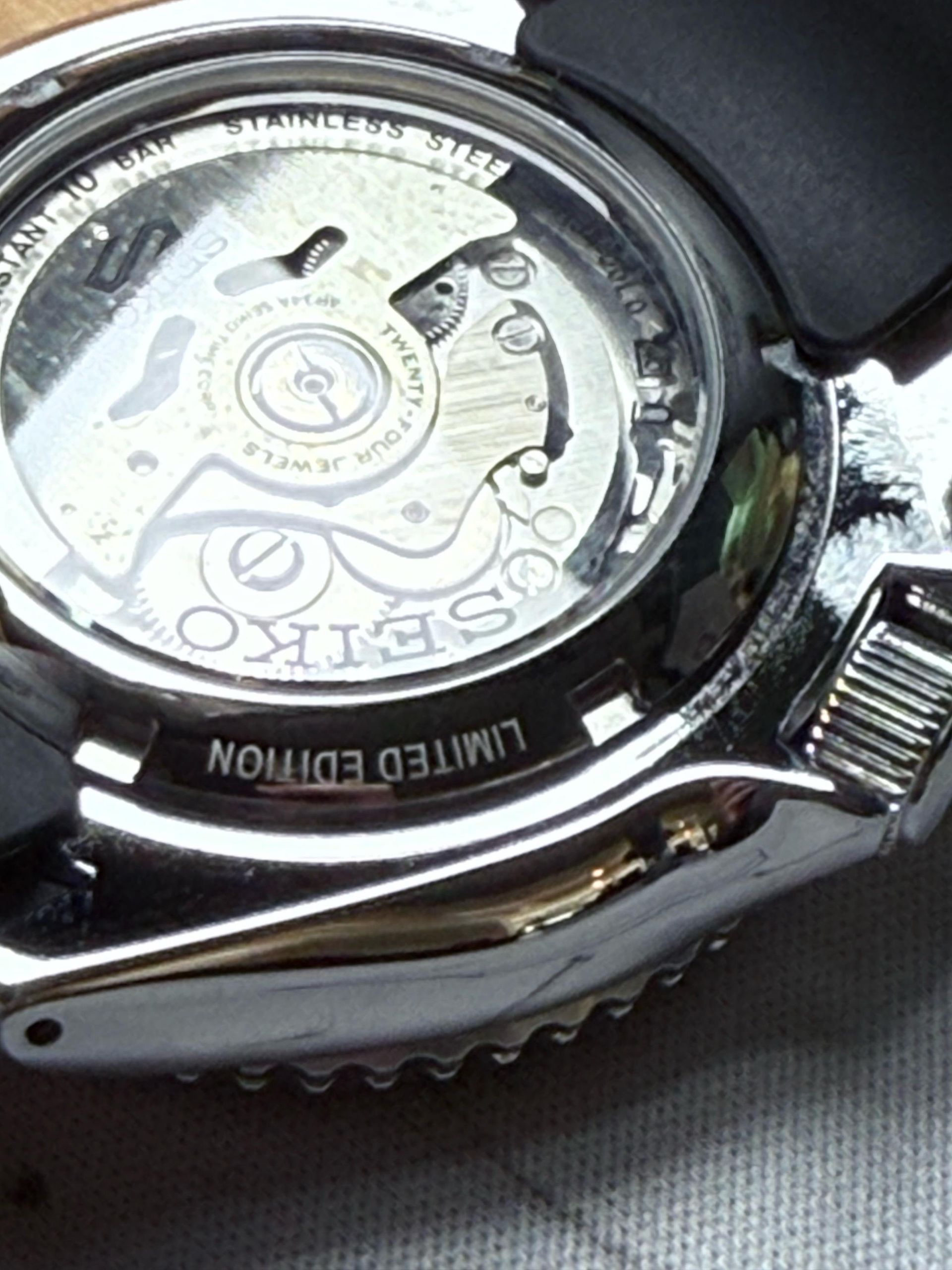 Need help finding the serial number | WatchCrunch