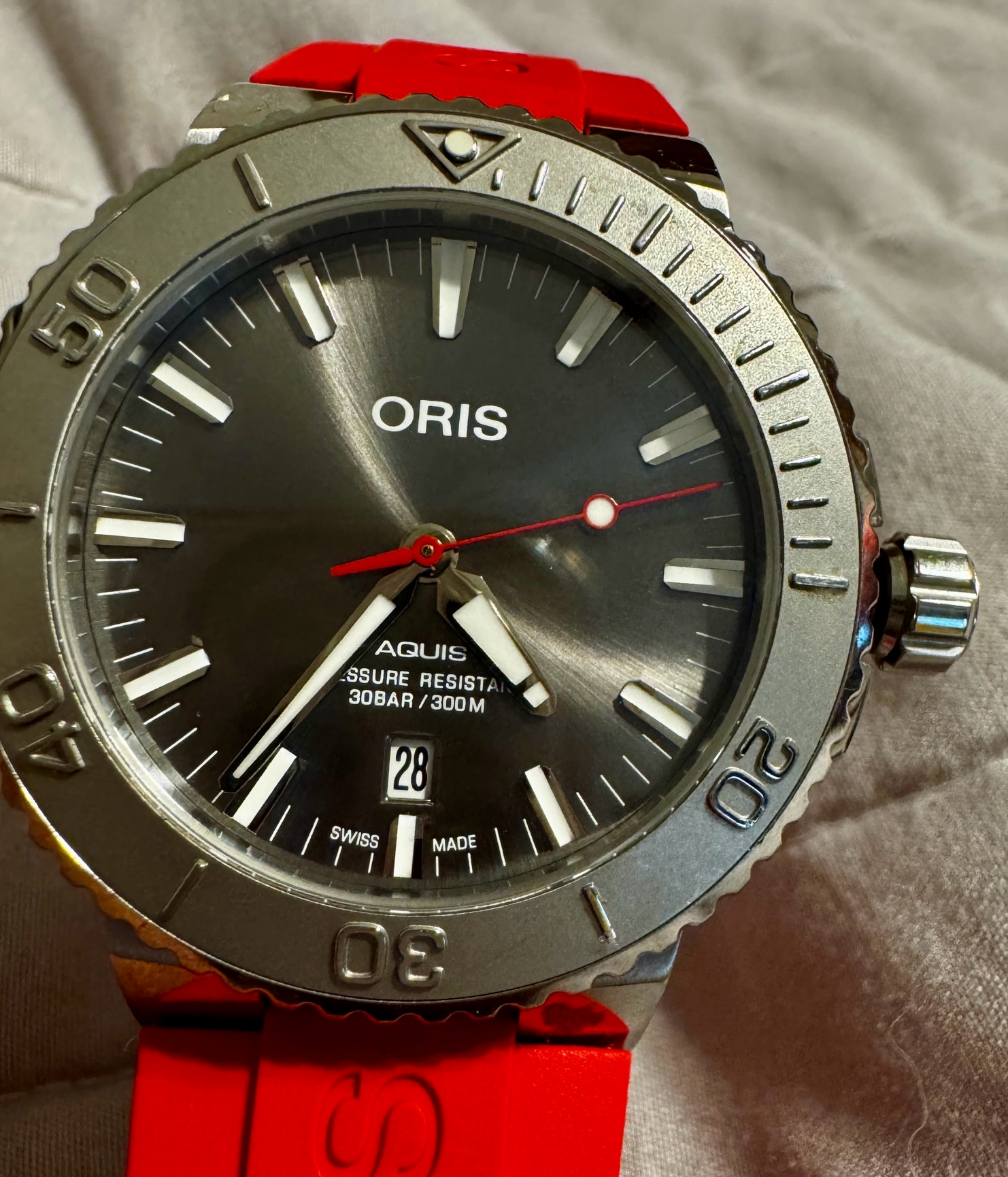 Oris Aquis Date Relief Red | WatchCrunch