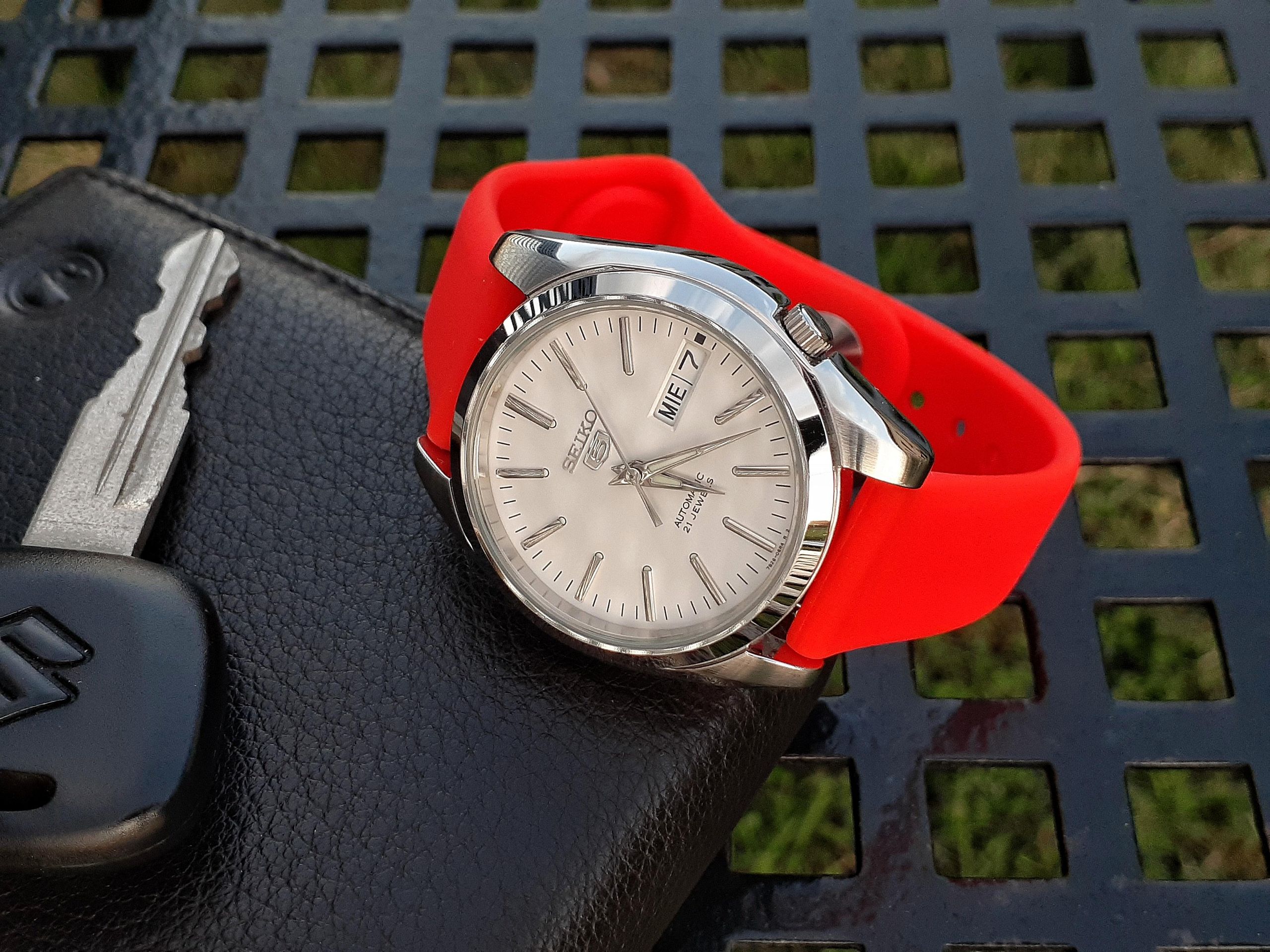 YAWDW: Yet Another White Dial Wednesday | WatchCrunch