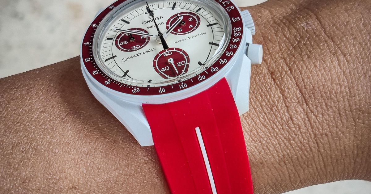 Who is a fan of fitted rubber straps? | WatchCrunch