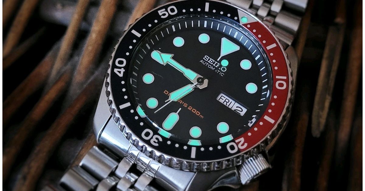 Seiko SKX009 - Lume shot | WatchCrunch